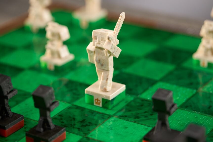 Minecraft Chess Set – Overworld Heroes vs. Hostile Mobs - Noble ...